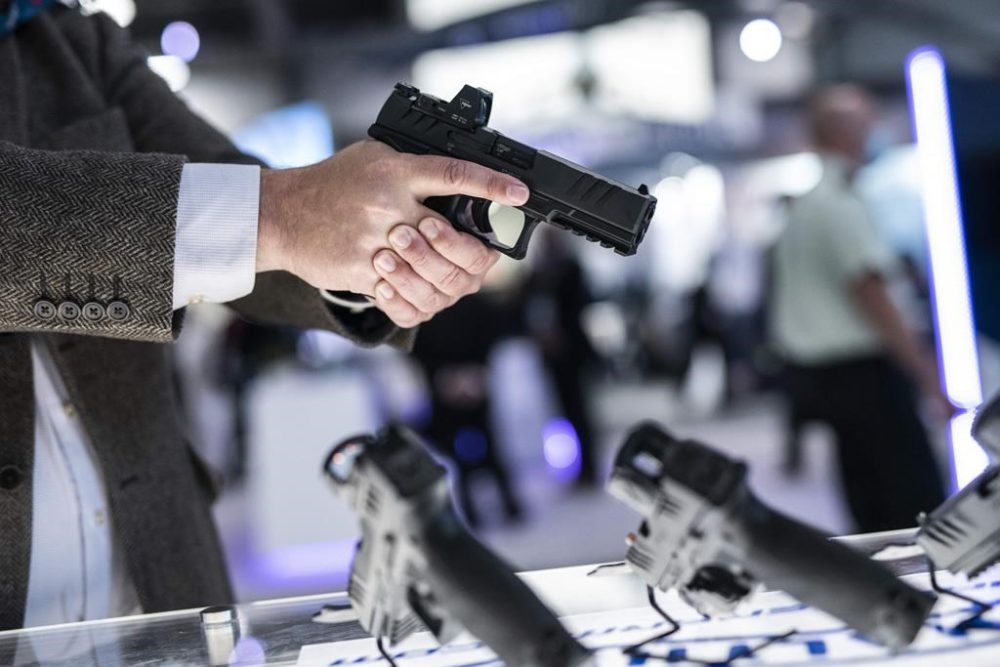 Les policiers qui ont fouillé une «sacoche d'homme» n'ont pas fait de ...